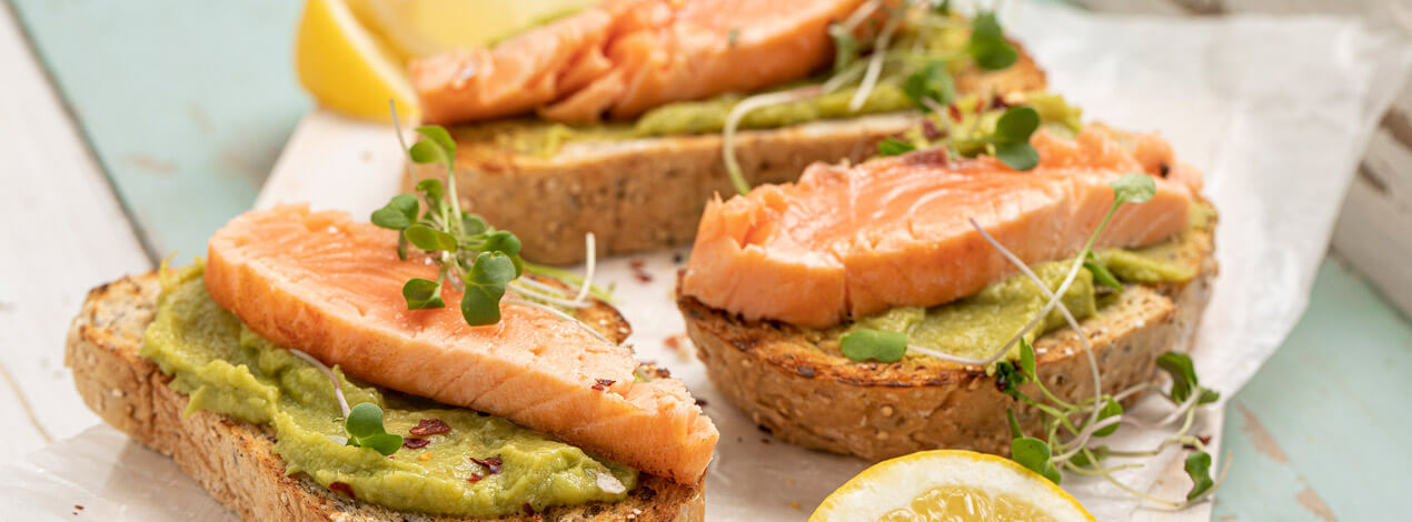 Tostadas de Pan Integral Con Salmón Natural | Pietrán