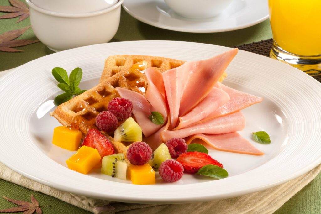Waffles con jamón y frutas en Recetas Pietrán